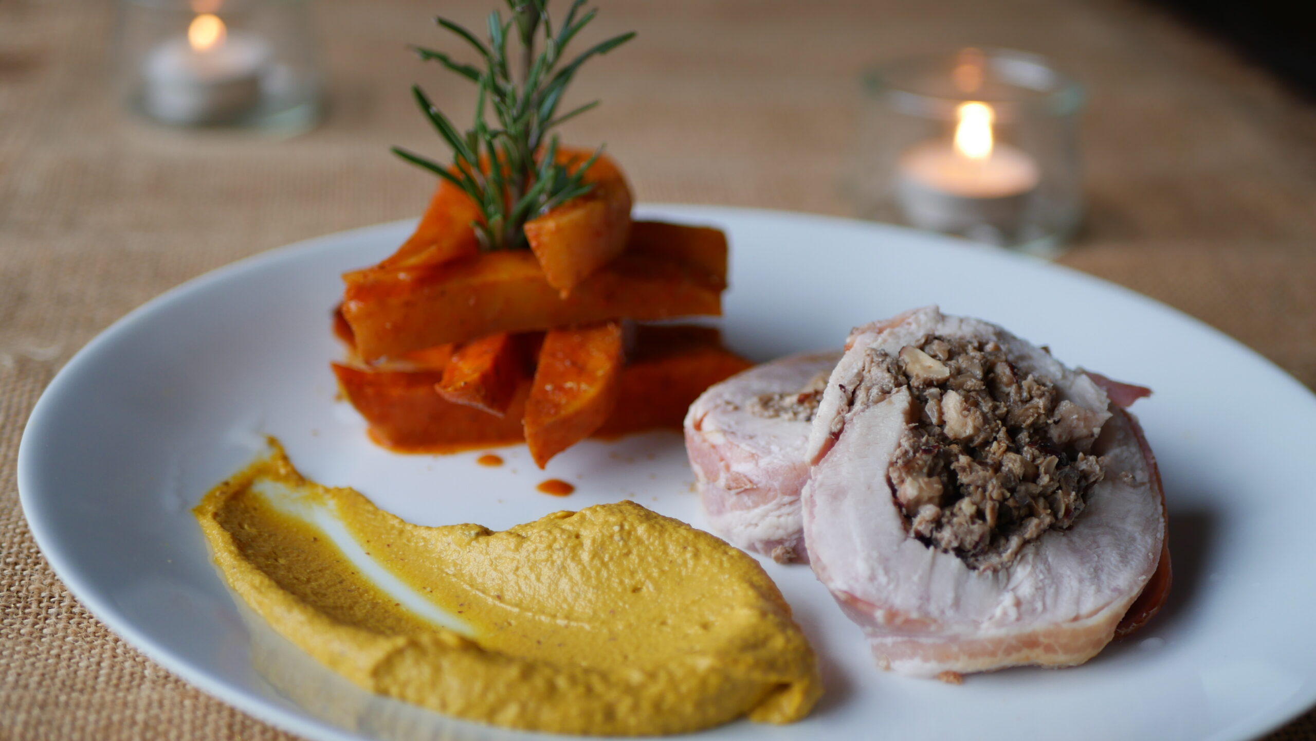 Rôti de Volaille farci aux champignons, Légumes laqués aux épices ...